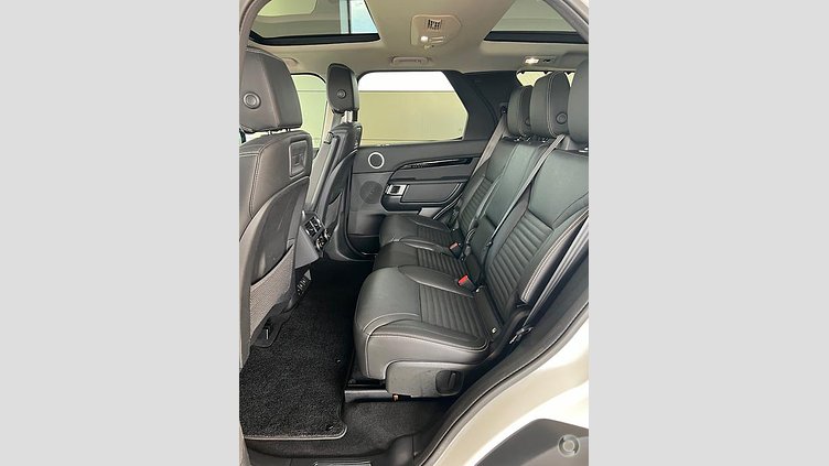 2024 Approved Land Rover Discovery Fuji White Gear Shift Paddles behind ...