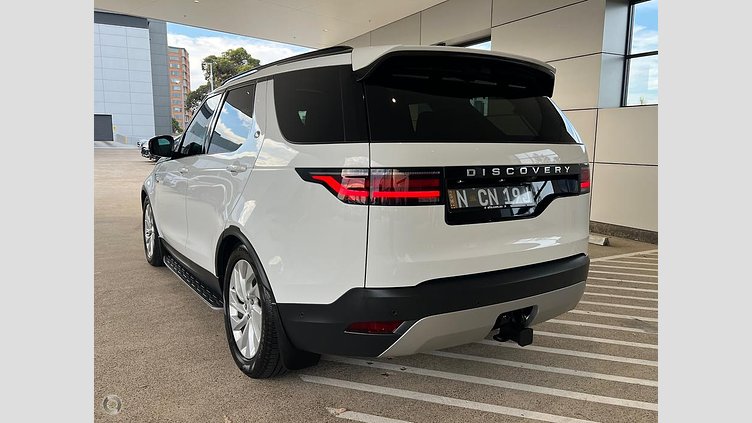 2024 Approved Land Rover Discovery Fuji White Gear Shift Paddles behind ...